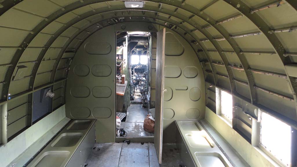 Douglas DC-3 Dakota / C-47 Skytrain - KP208 - Propeller engined ...
